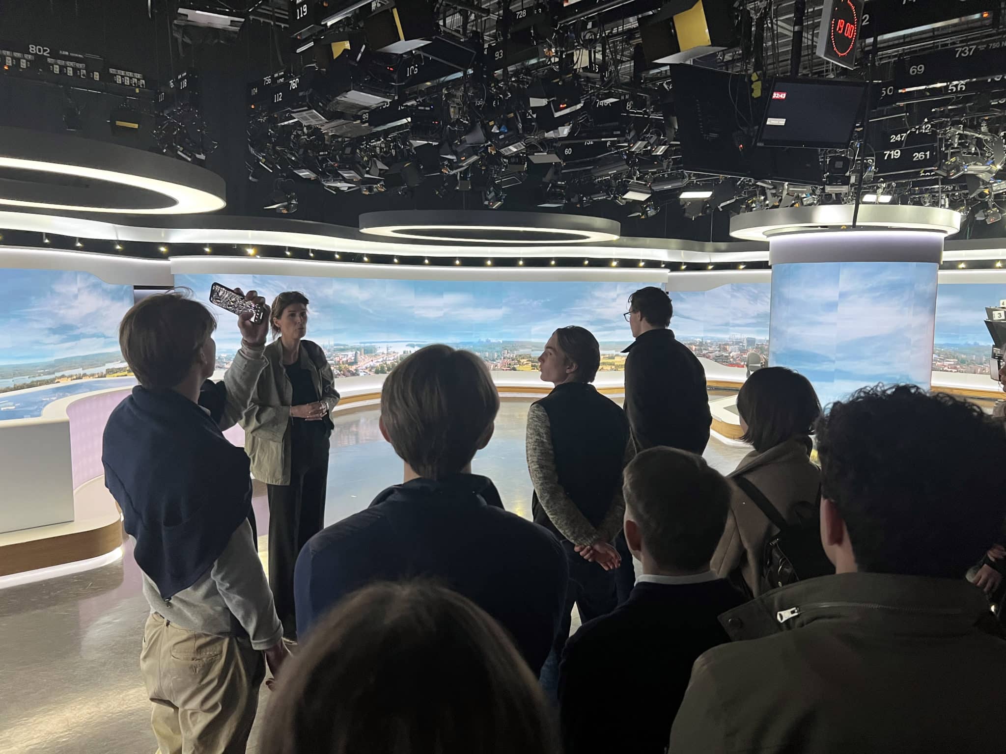 Mentorskapsprogrammets elever på studiebesök på SVT - SSHL